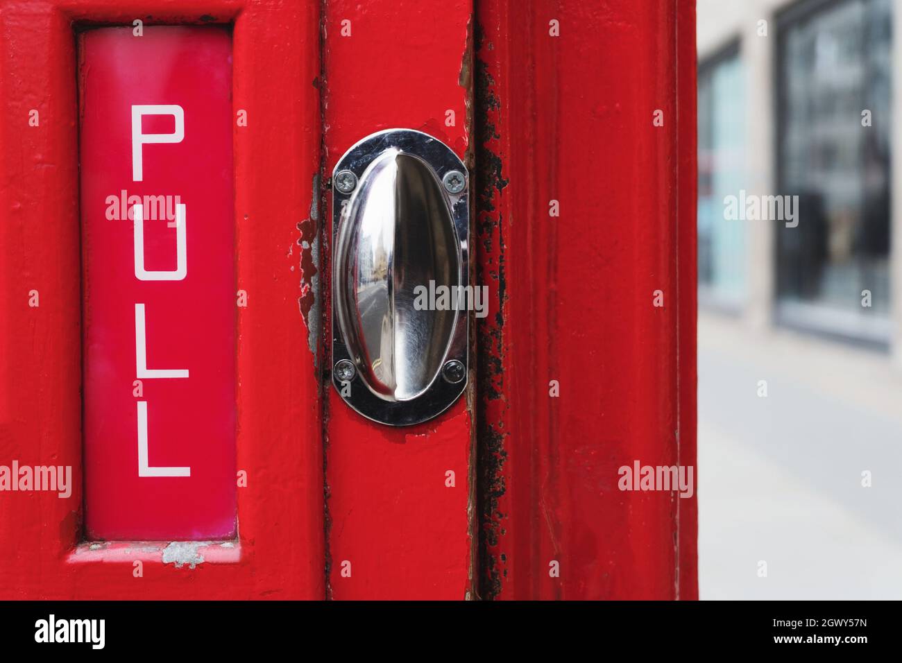 Handle pull red telephone box hi-res stock photography and images - Alamy