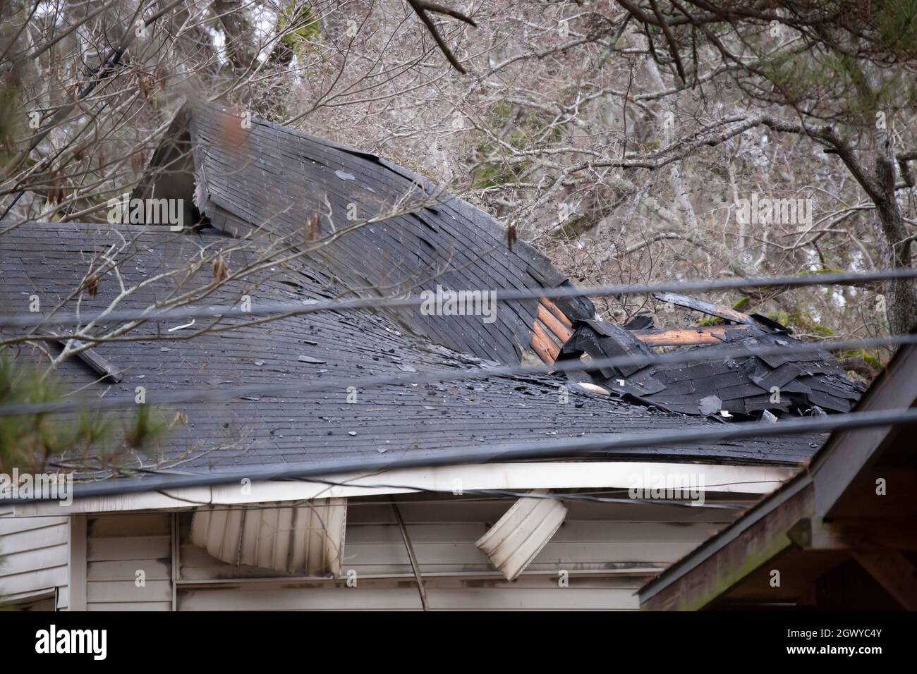 Collapsed shelter hi-res stock photography and images - Alamy