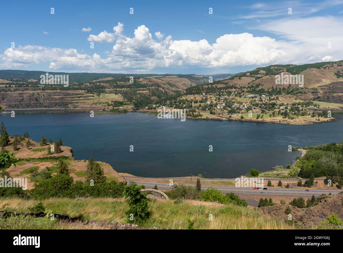 Looking across the Columbia River toward Lyle, Washington from Rowena ...