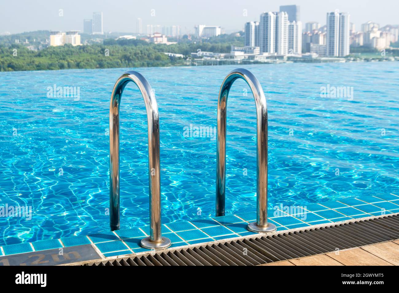 Infinity pool on roof top hi-res stock photography and images - Alamy