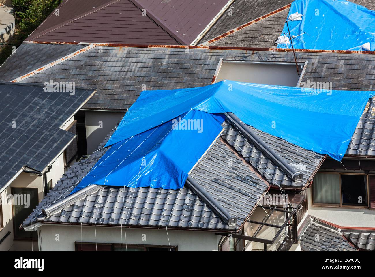Blue tarp hi-res stock photography and images - Alamy