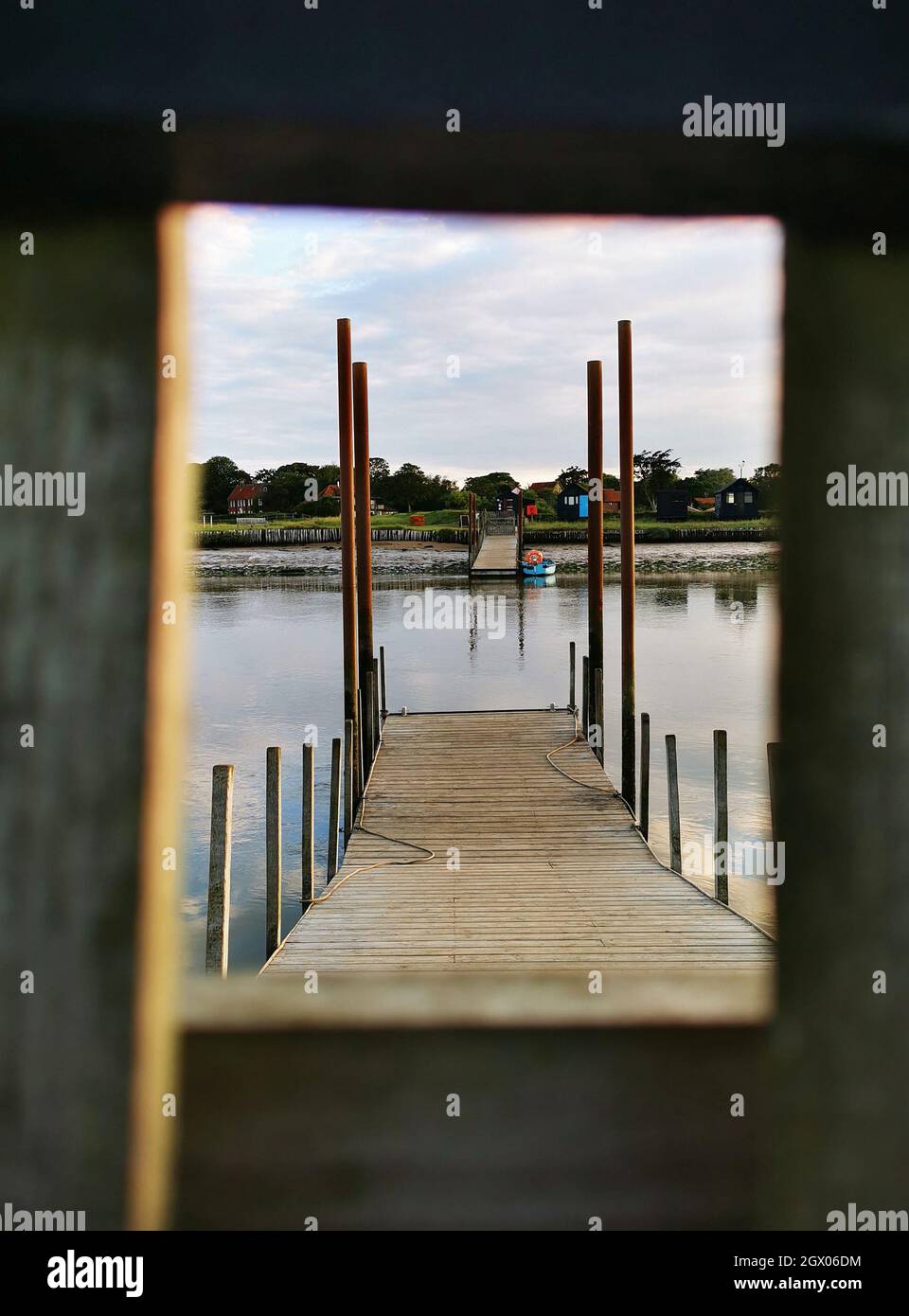 Through hole in fence hi-res stock photography and images - Alamy