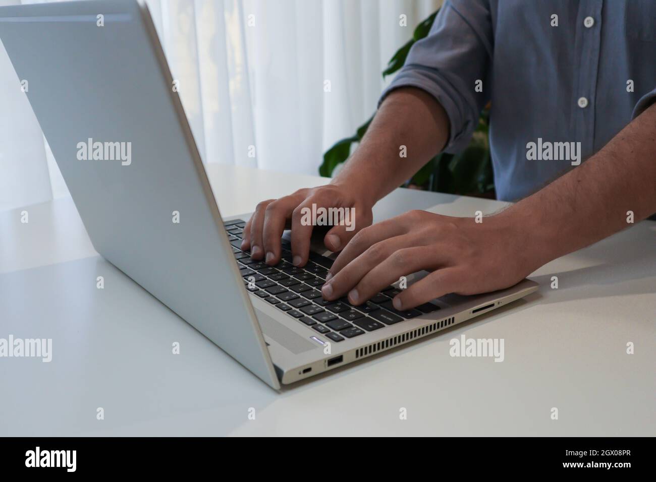 Working desk standing up hi-res stock photography and images - Alamy