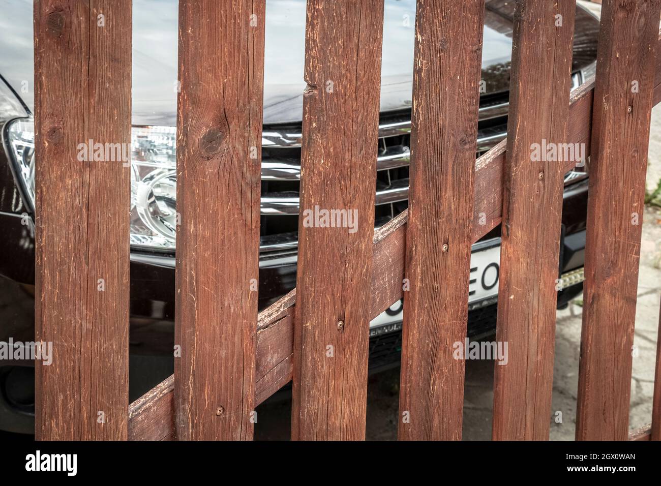 Car behind gate hi-res stock photography and images - Alamy