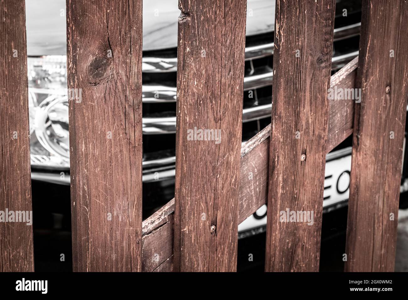 Car behind gate hi-res stock photography and images - Alamy