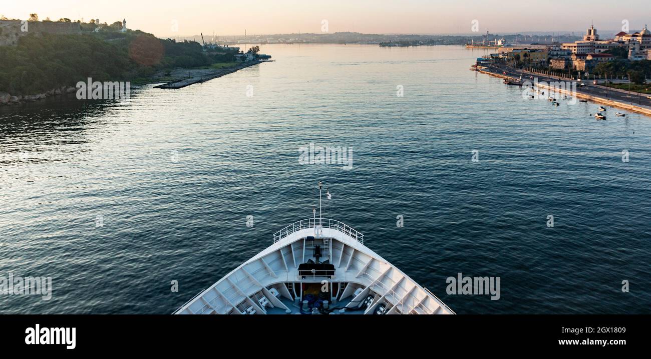 Front end of ship hi-res stock photography and images - Alamy