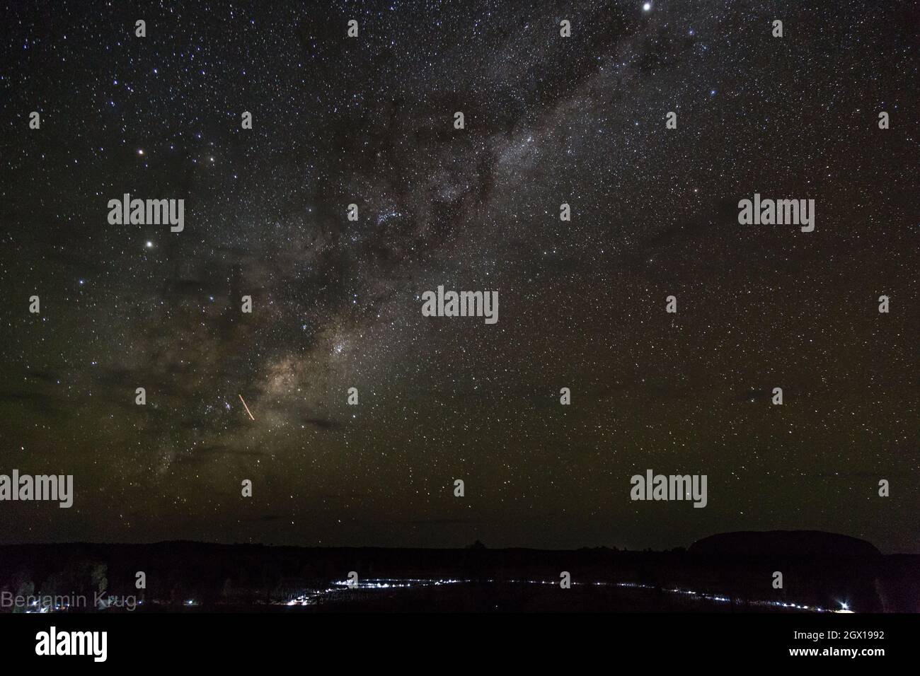 Ayers rock night sky stars hi-res stock photography and images - Alamy