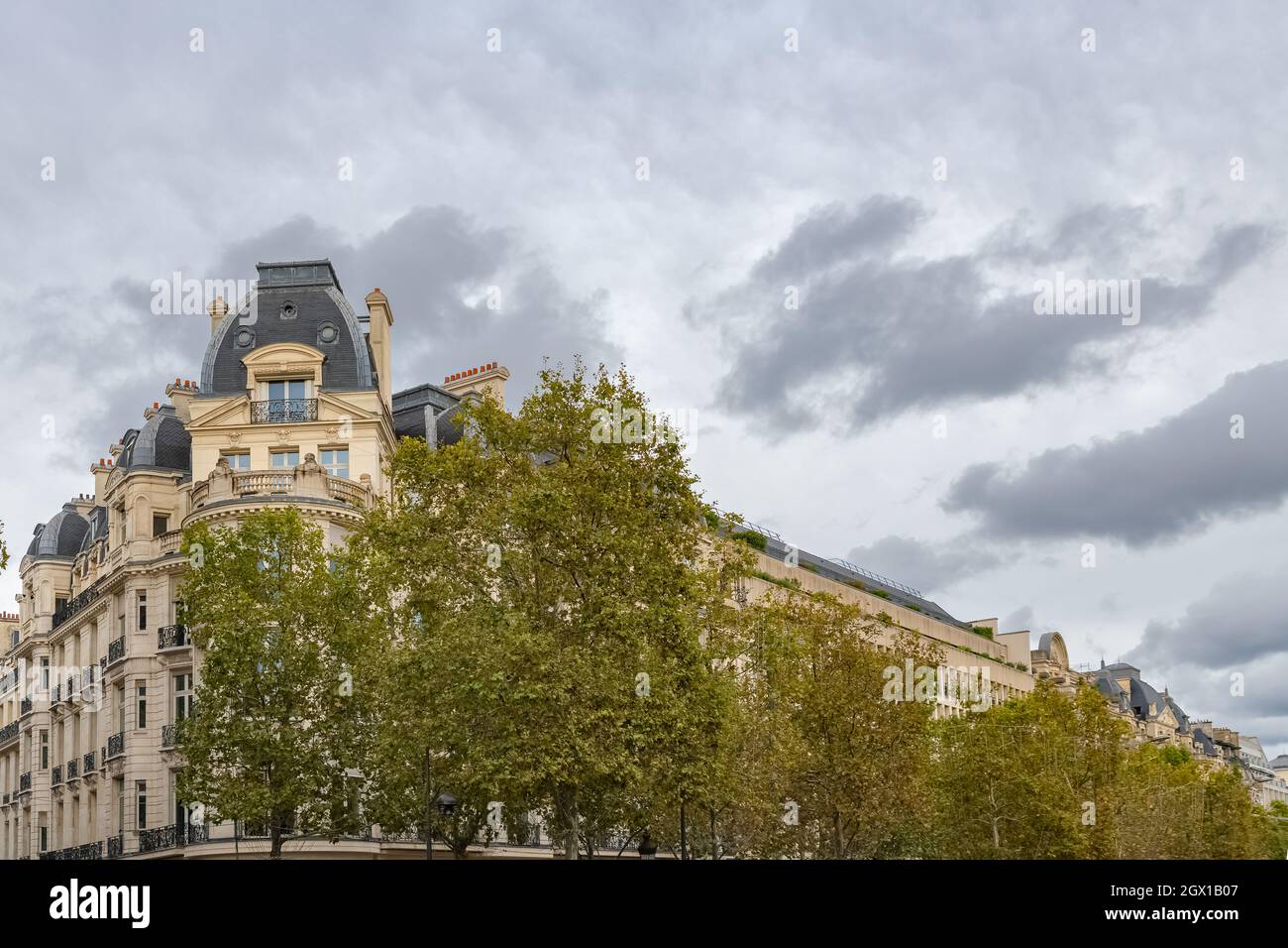 Paris, beautiful buildings, avenue des Champs-Elysees, luxury ...