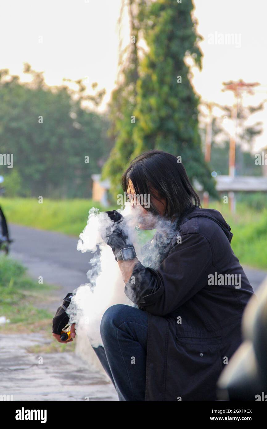 Vaping activity hi-res stock photography and images - Alamy