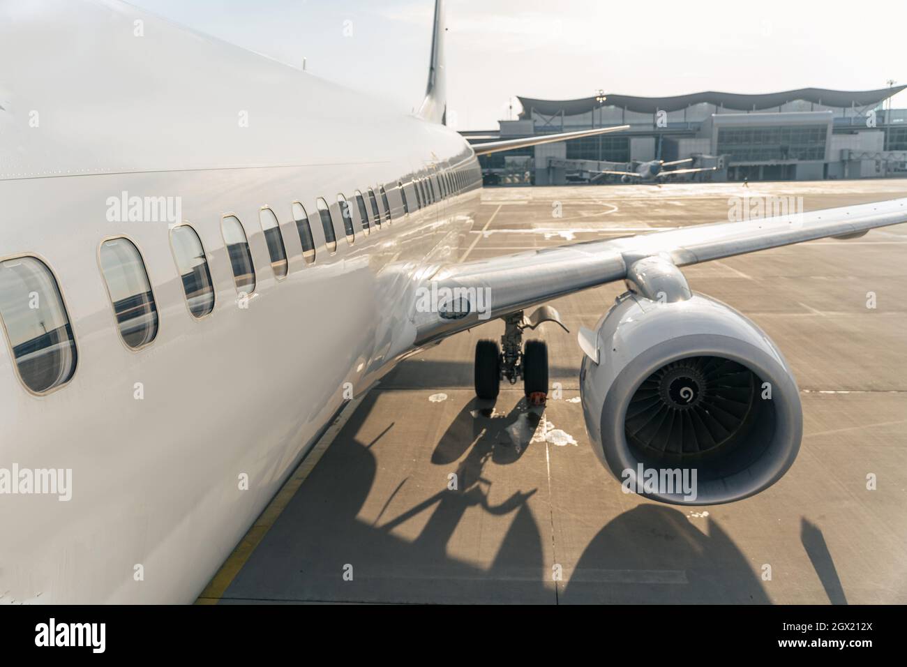 White plane hi-res stock photography and images - Alamy