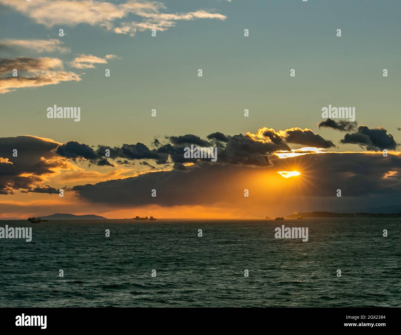 Rayos de rayos de sol hi-res stock photography and images - Alamy
