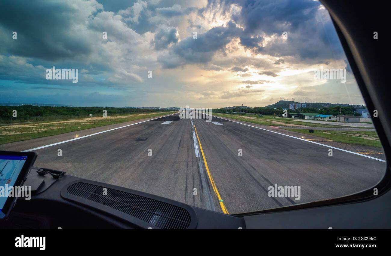 Forward cockpit view hi-res stock photography and images - Alamy