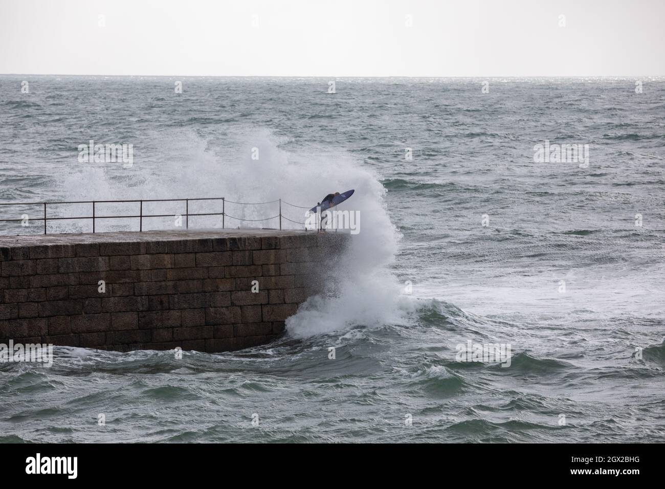 Jumping off harbour wall hi-res stock photography and images - Alamy