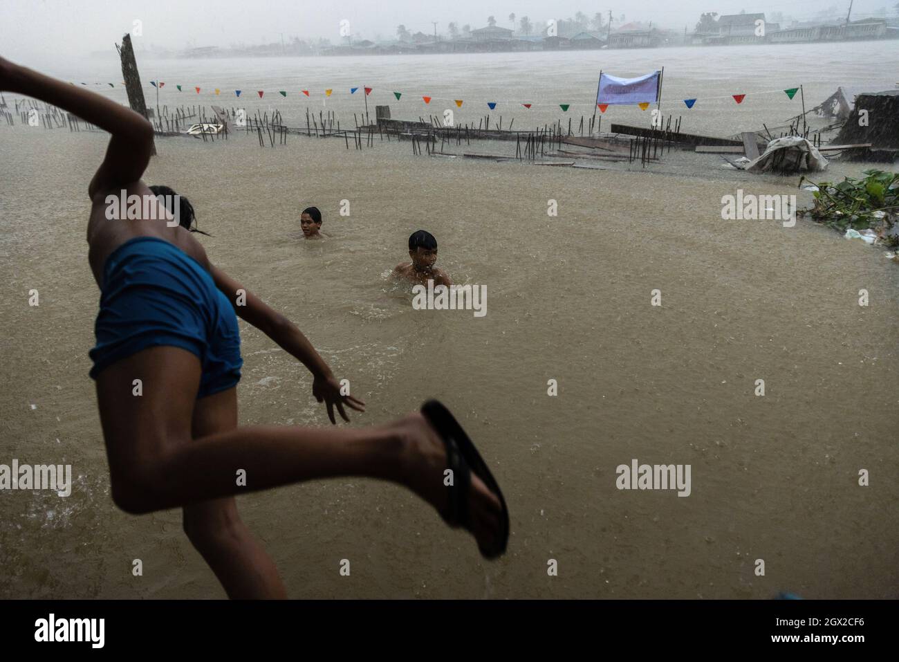 Nonthaburi, Thailand. 03rd Oct, 2021. A kid is seen jumping in to Chao ...