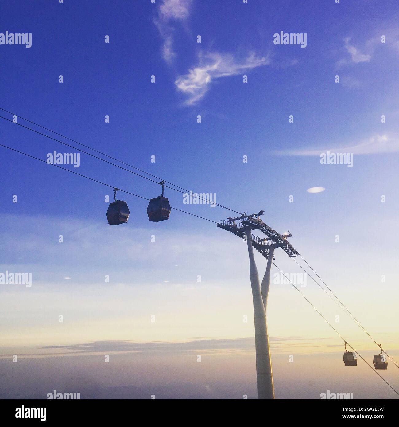 Hanging cablecar hi-res stock photography and images - Alamy