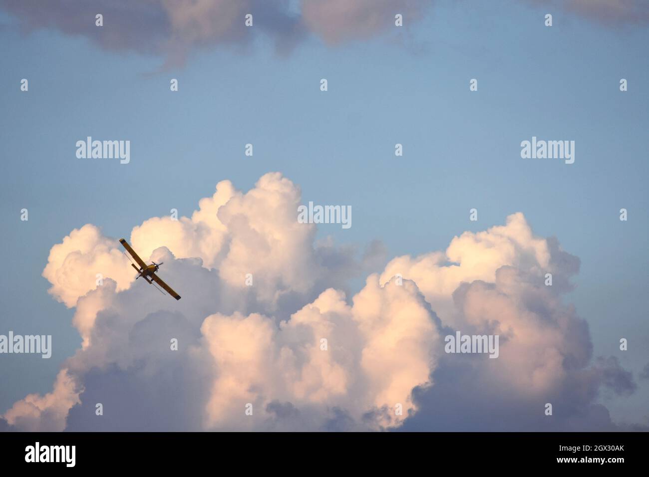 Plane passing hi-res stock photography and images - Alamy