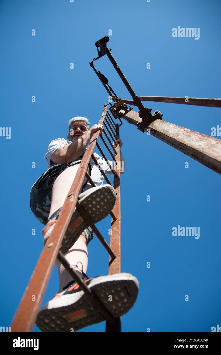 Men climbing mast hi-res stock photography and images - Alamy