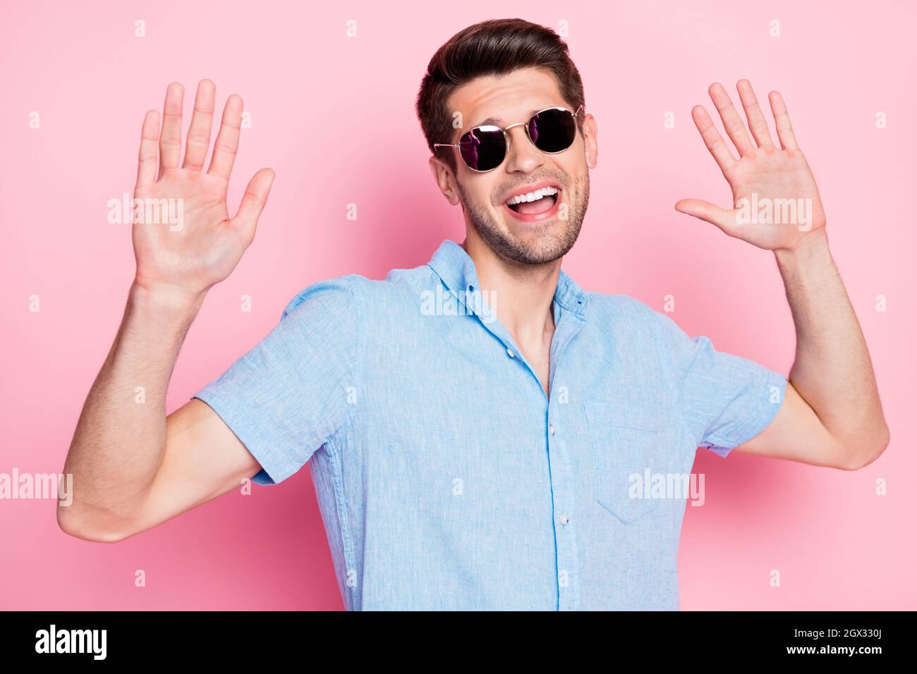Photo portrait smiling man in blue shirt sunglass dancing at party in ...