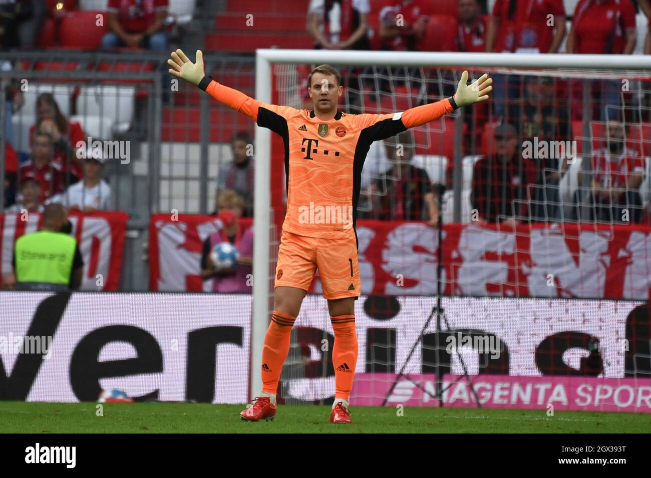 Munich, Deutschland. 03rd Oct, 2021. Manuel NEUER (goalwart FC Bayern ...