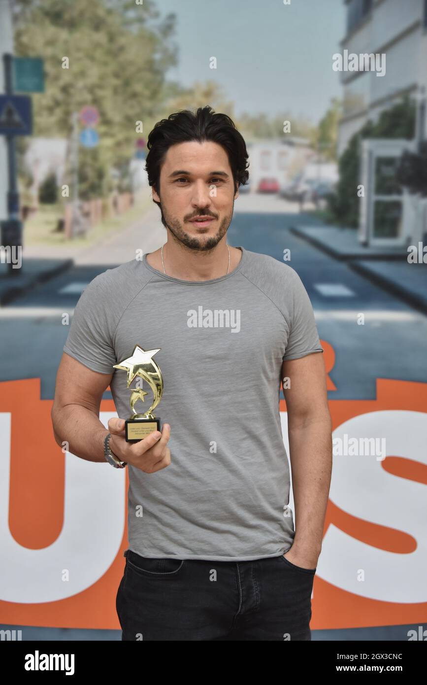 Cologne, Germany. 01st Oct, 2021. Actor Alexander Milo receives a prize ...