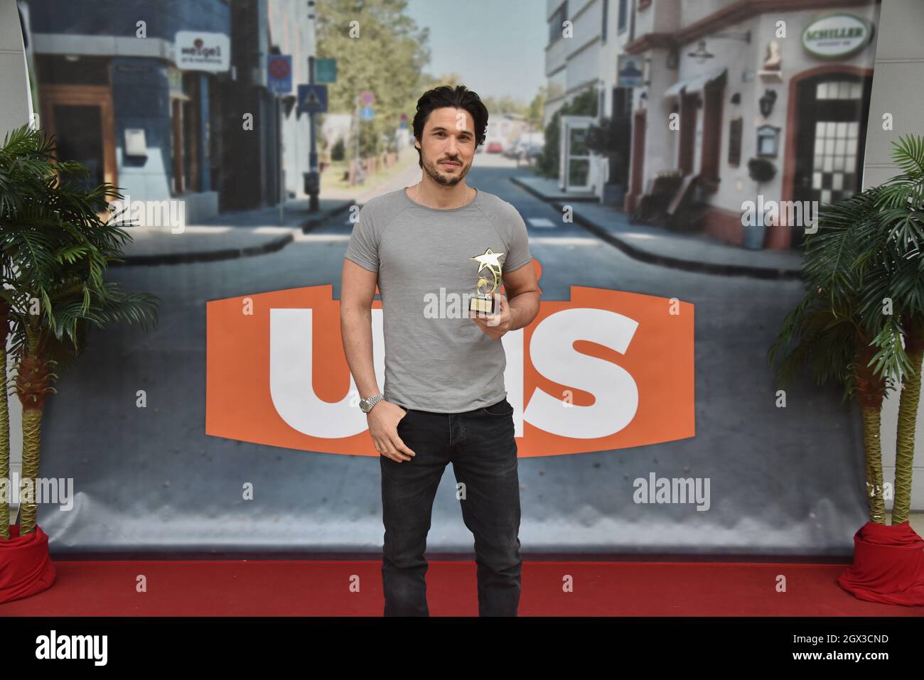 Cologne, Germany. 01st Oct, 2021. Actor Alexander Milo receives a prize ...