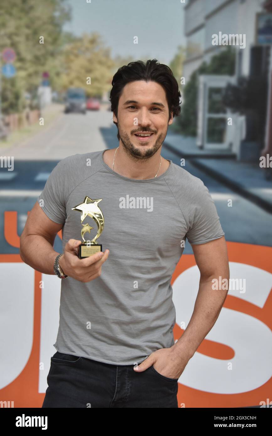 Cologne, Germany. 01st Oct, 2021. Actor Alexander Milo receives a prize ...