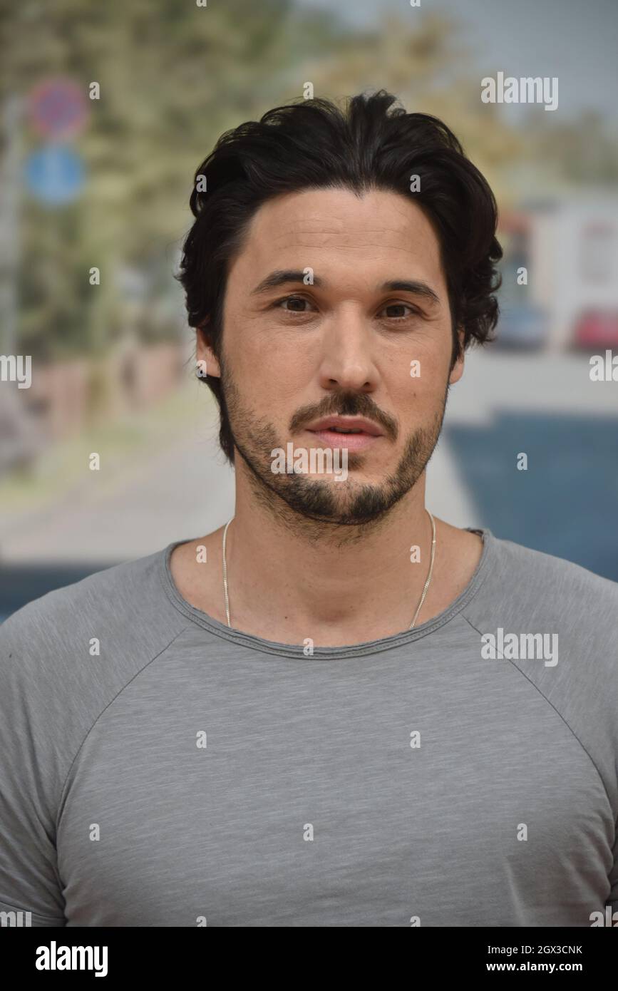 Cologne, Germany. 01st Oct, 2021. Actor Alexander Milo receives a prize ...