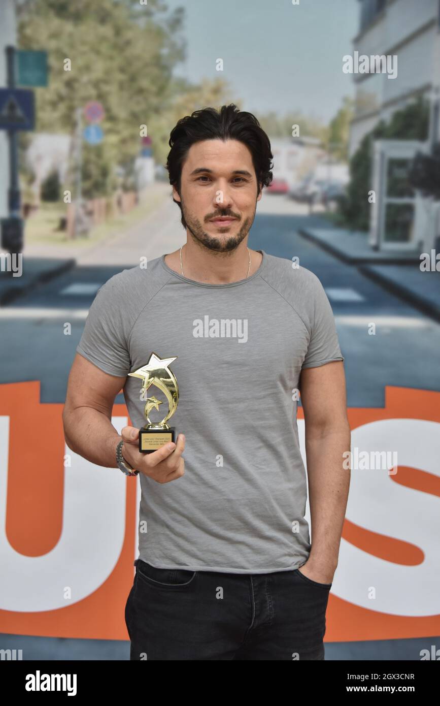Cologne, Germany. 01st Oct, 2021. Actor Alexander Milo receives a prize ...