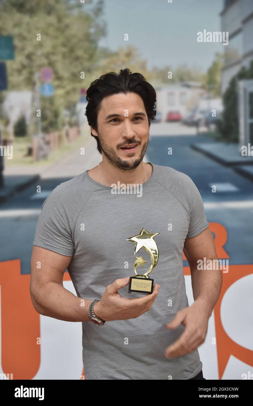 Cologne, Germany. 01st Oct, 2021. Actor Alexander Milo receives a prize ...