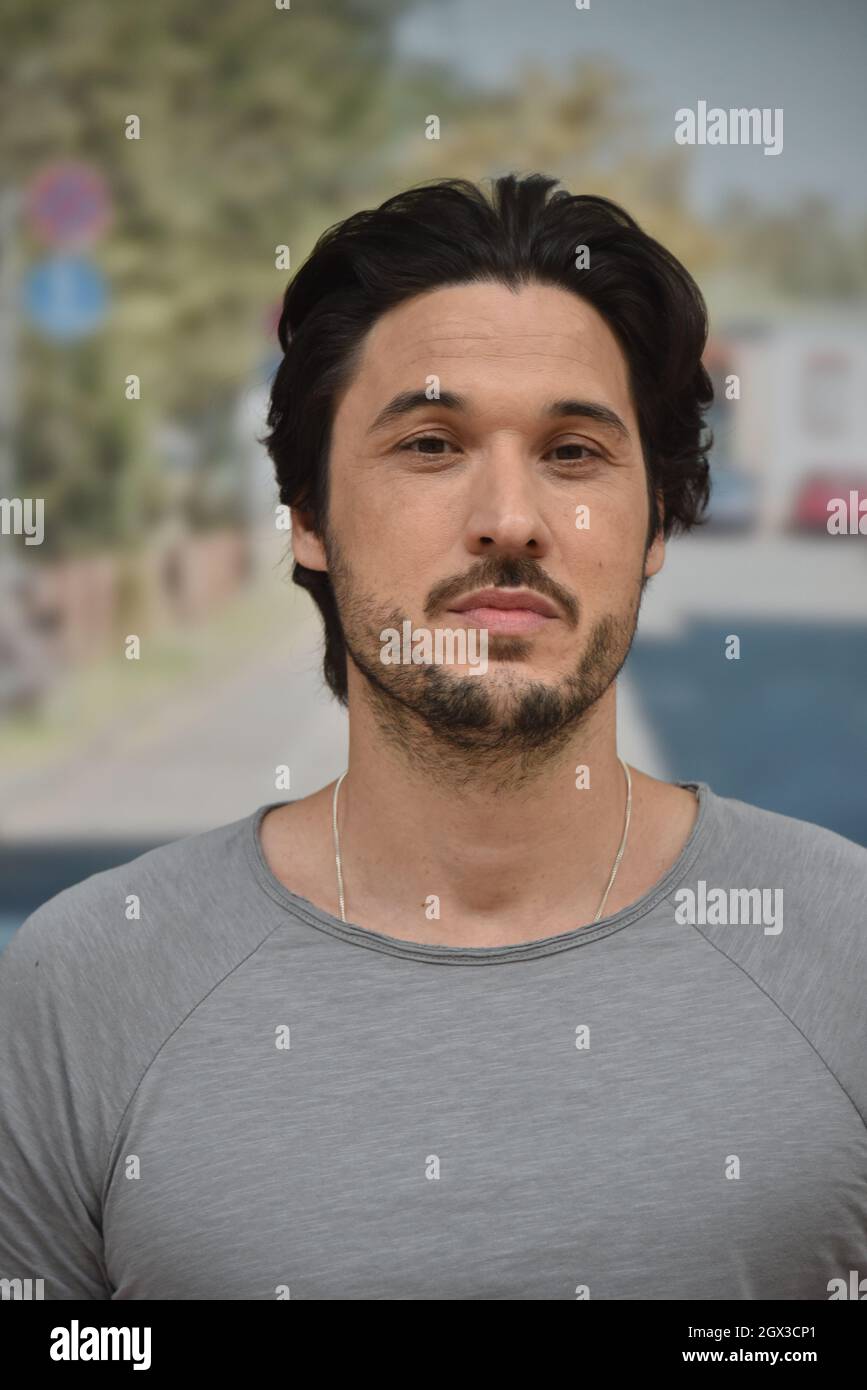 Cologne, Germany. 01st Oct, 2021. Actor Alexander Milo receives a prize ...