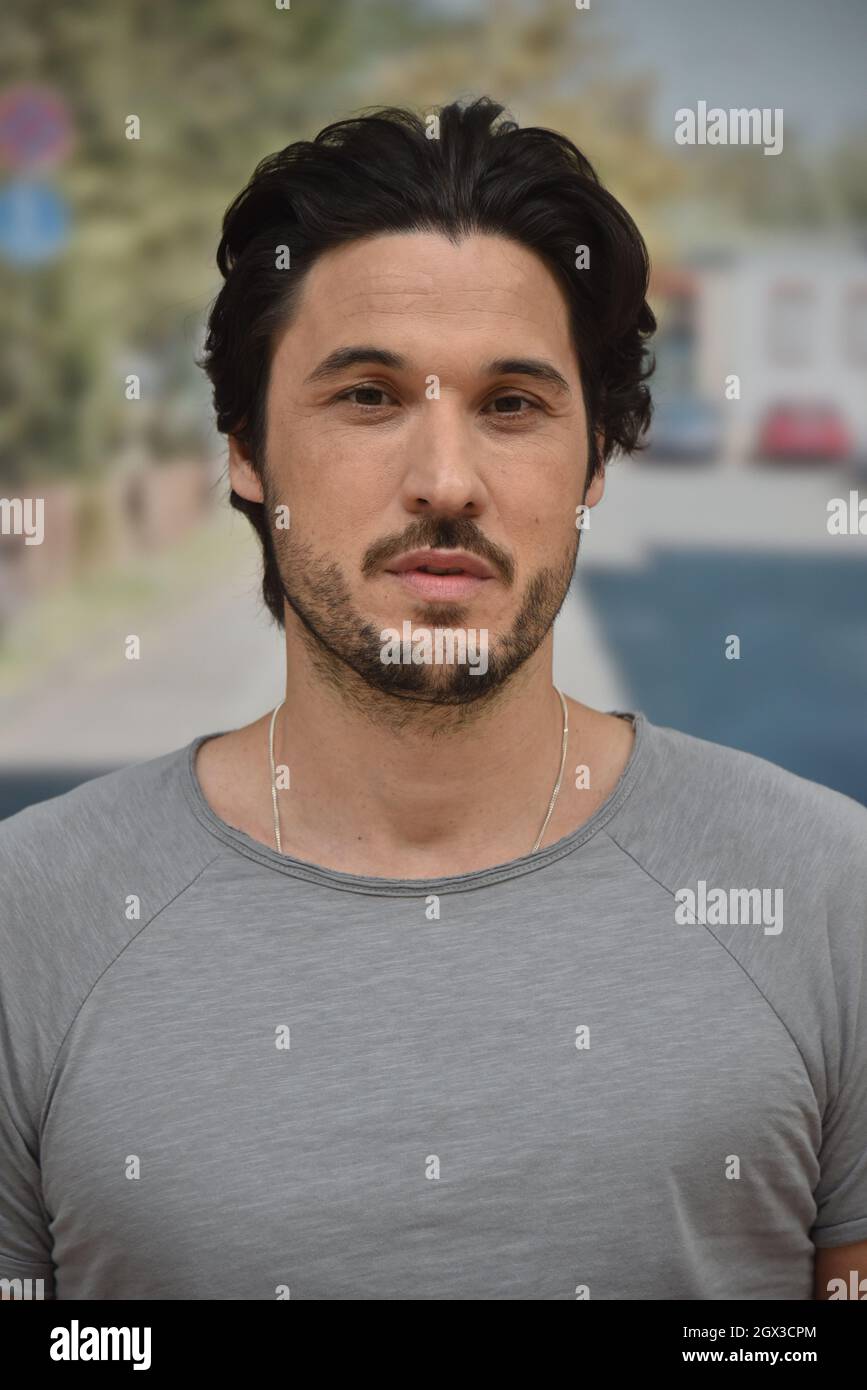 Cologne, Germany. 01st Oct, 2021. Actor Alexander Milo receives a prize ...