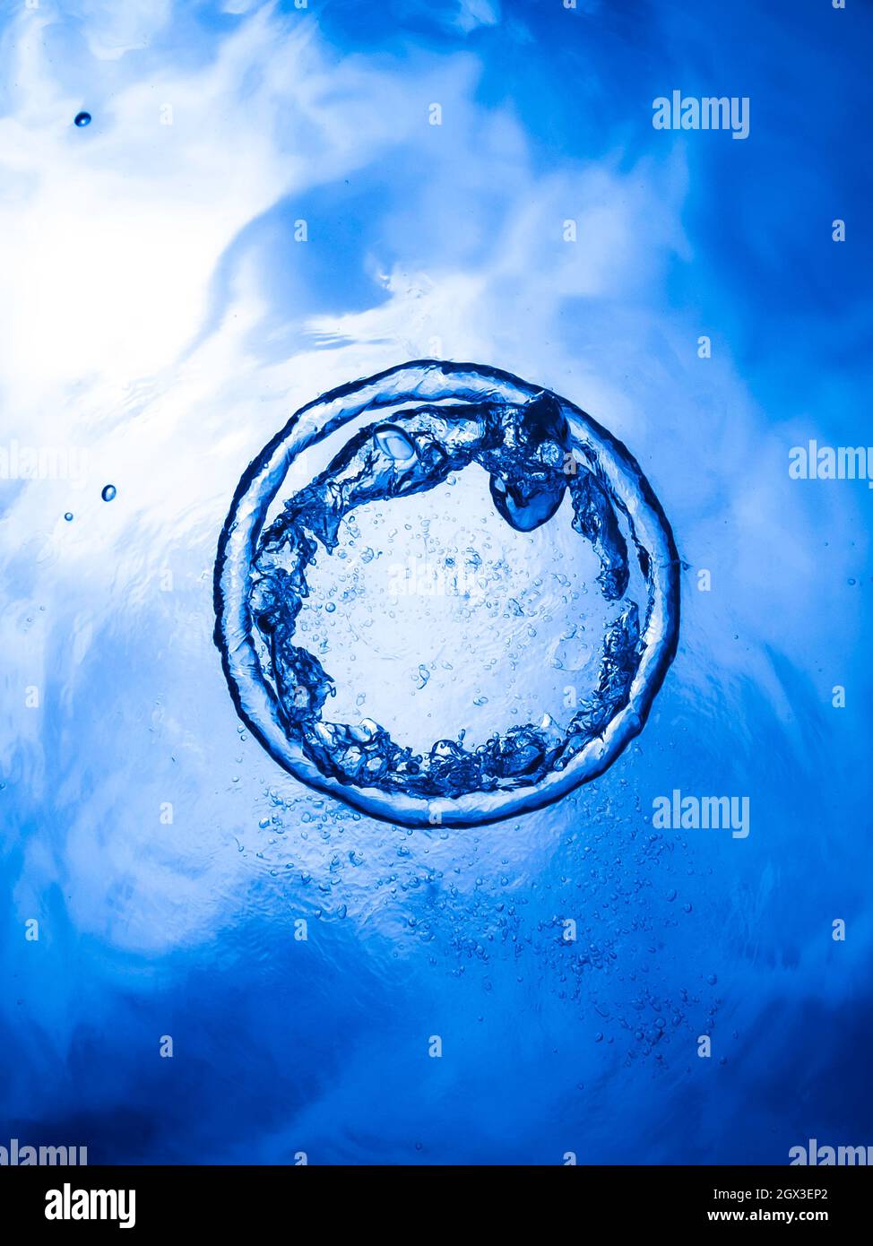 Underwater bubble ring hi-res stock photography and images - Alamy