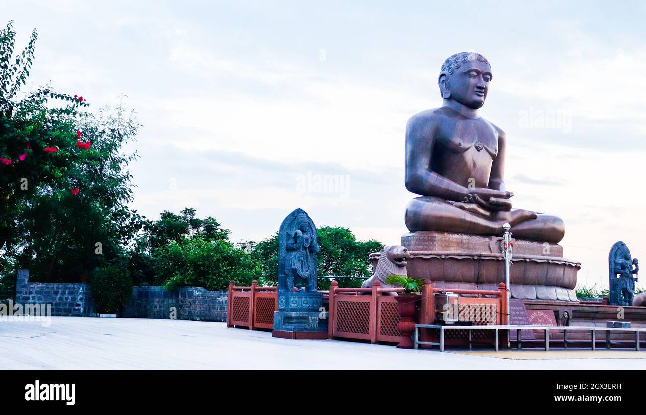 Lord mahavira statue hi-res stock photography and images - Alamy