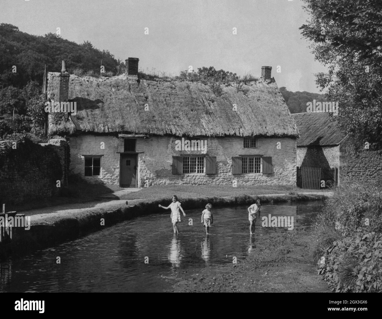 Cruck roof hi-res stock photography and images - Alamy