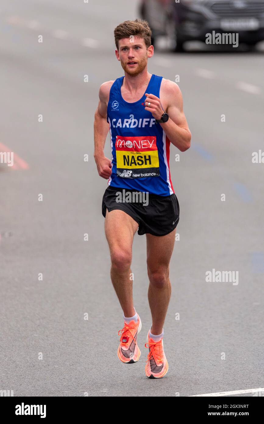 Dan Nash racing in the Virgin Money London Marathon 2021, in Tower Hill ...