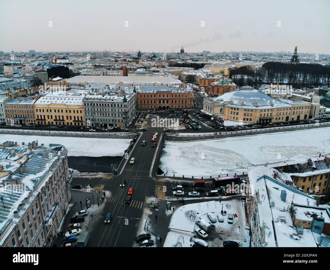 Average high street hi-res stock photography and images - Alamy