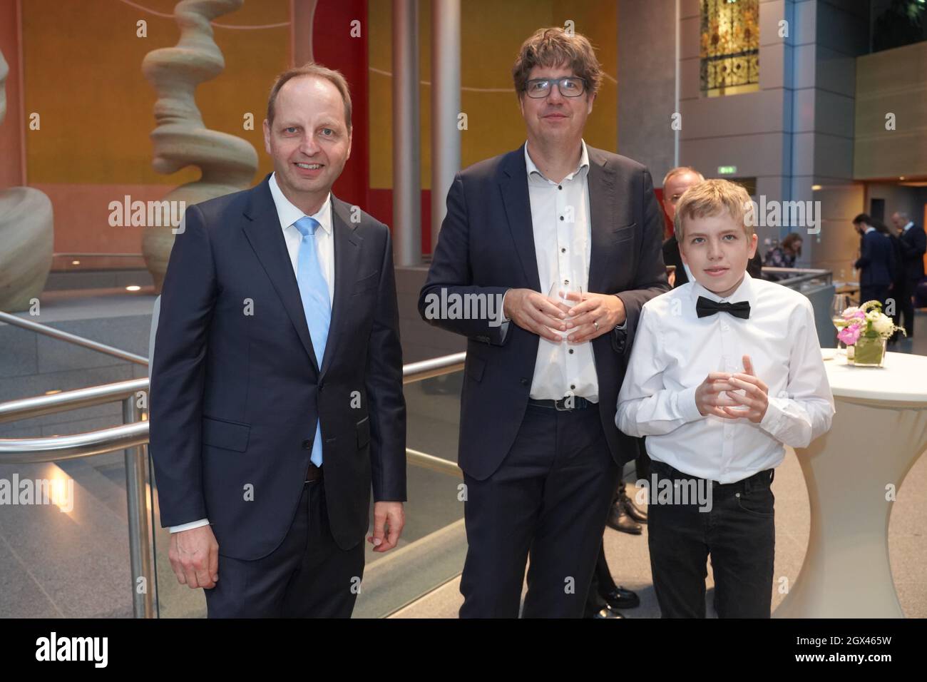 Berlin, Germany. 29th Sep, 2021. Thomas Heilmann (l-r, CDU), Michael ...