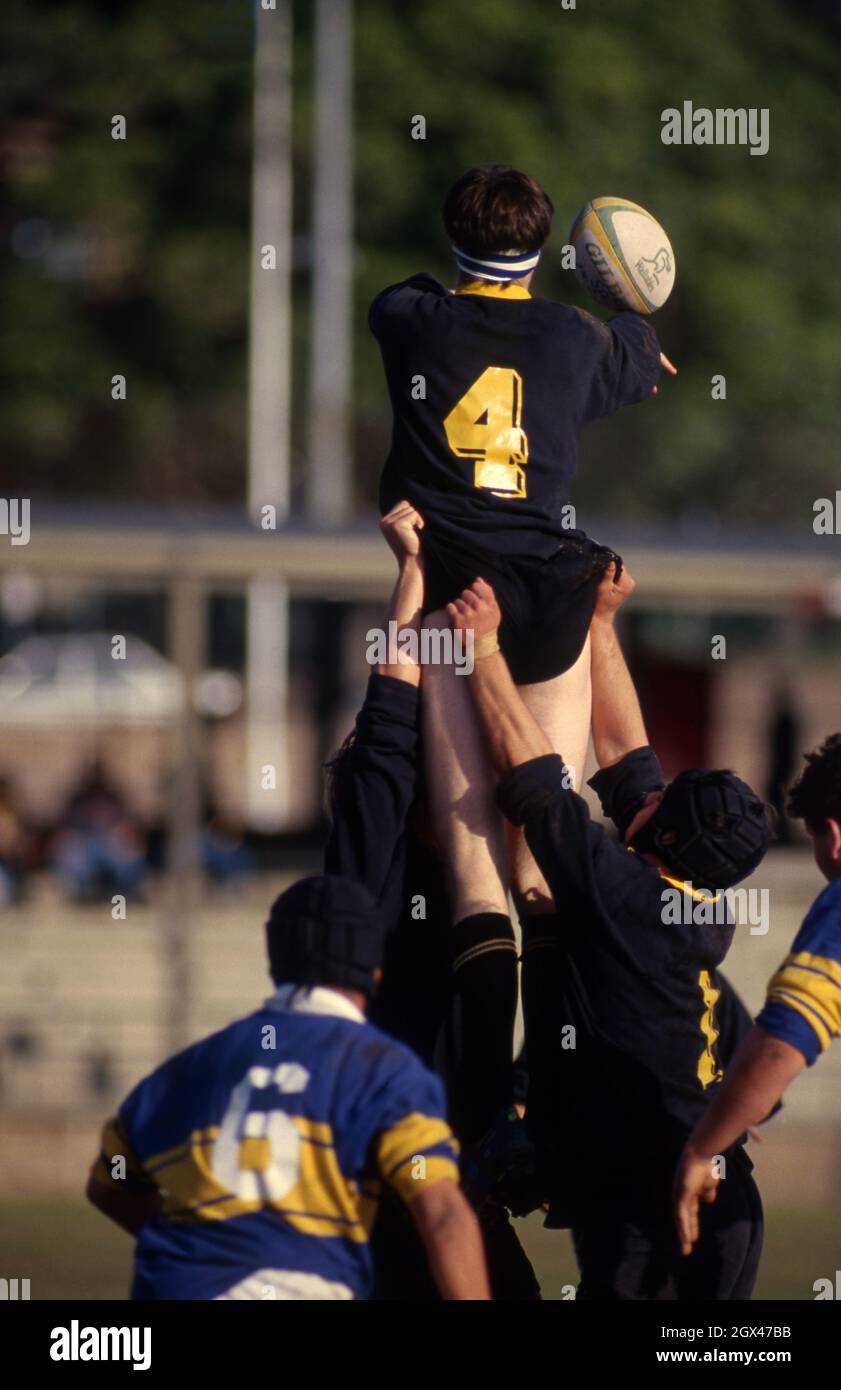 Lifting rugby player hi-res stock photography and images - Alamy