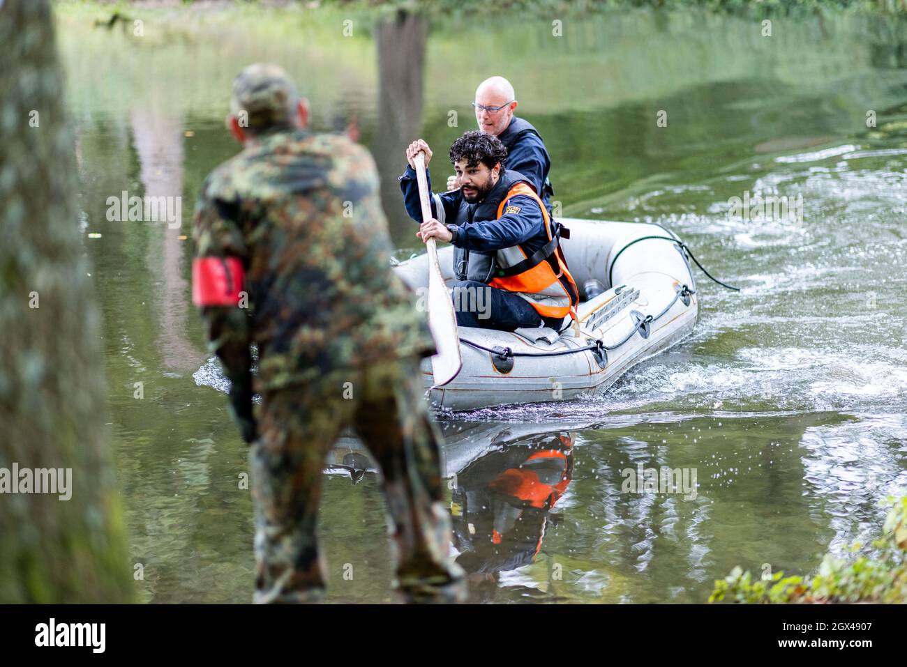 Police officers in an inflatable boat hi-res stock photography and ...