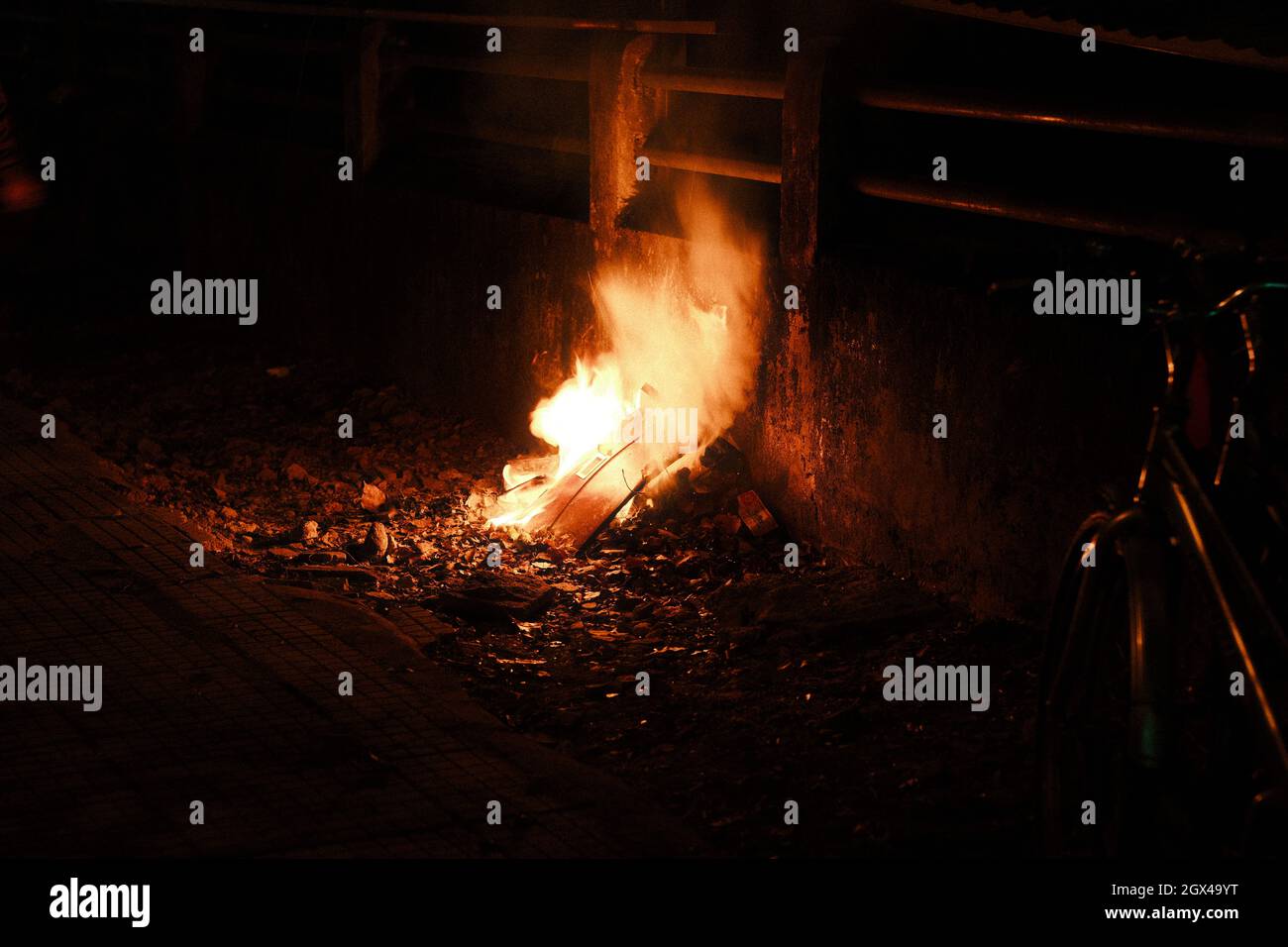 Burning building night hi-res stock photography and images - Alamy