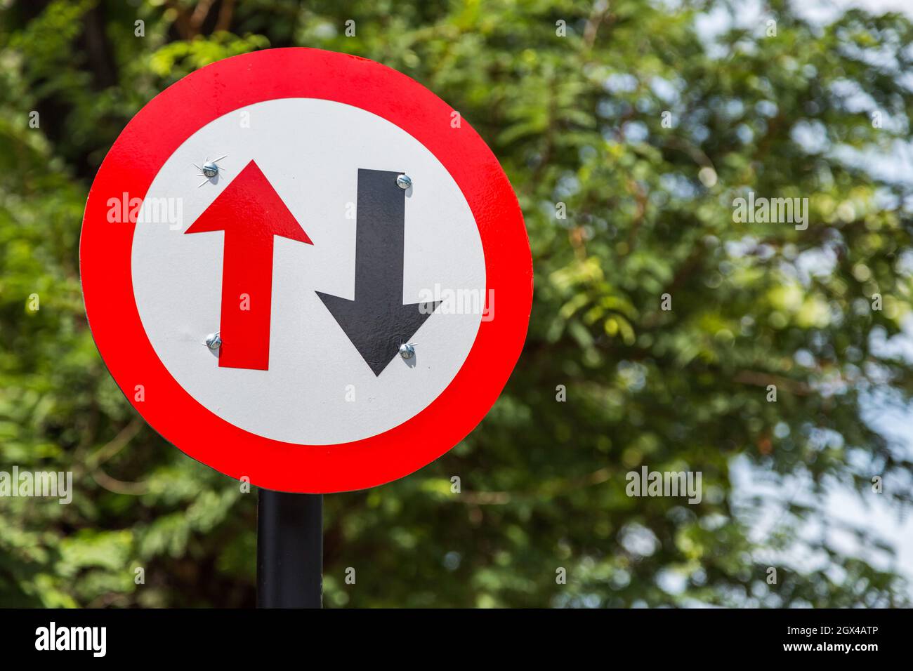 Give way to oncoming traffic sign hi-res stock photography and images ...