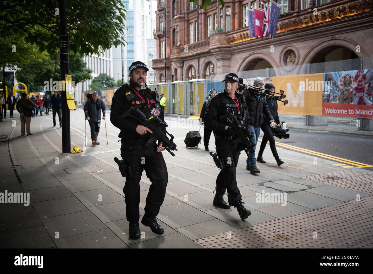 Armed police uk hi-res stock photography and images - Alamy