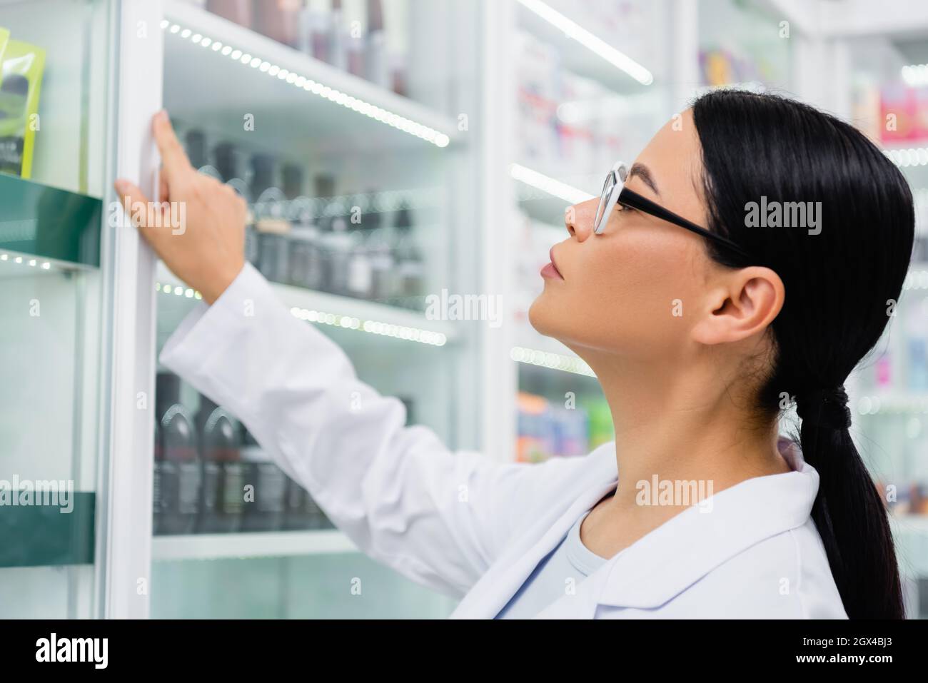 Drugs on shelves hi-res stock photography and images - Alamy