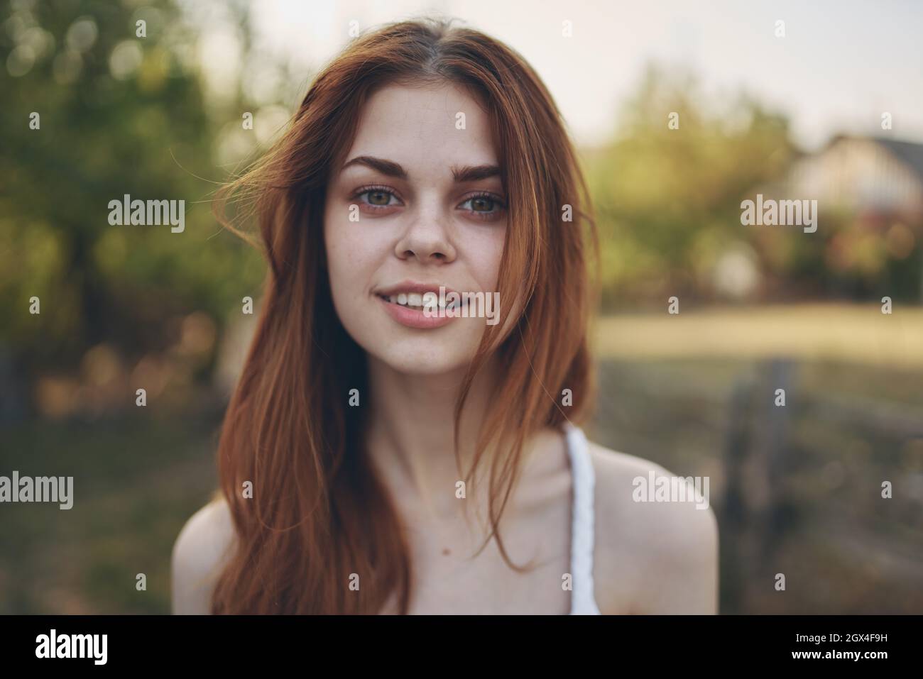 pretty woman summer countryside Sun freedom Stock Photo - Alamy
