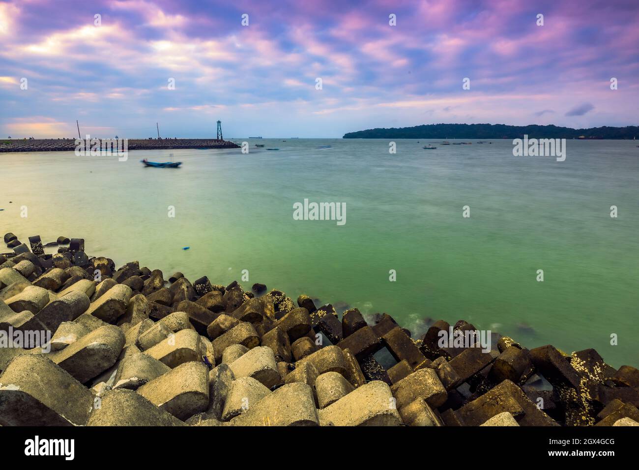 beautiful sunset view on the edge of the pier and the vast sea Stock ...