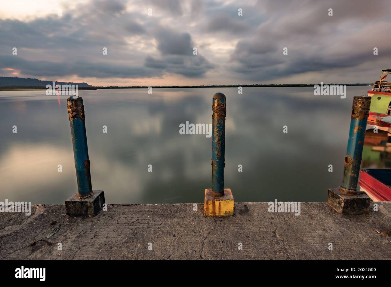 beautiful sunset view on the edge of the pier and the vast sea Stock ...