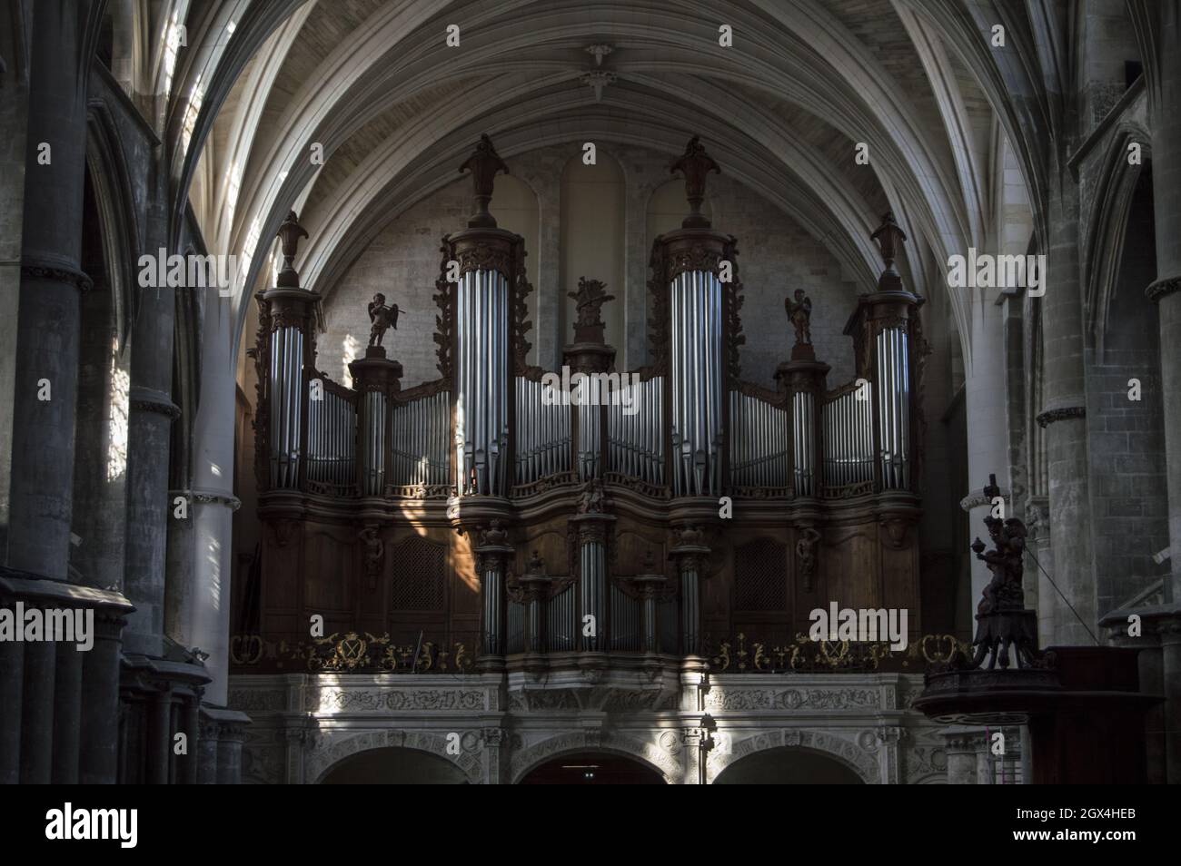 Interior of the Bordeaux Cathedral. Roman Catholic church dedicated to ...