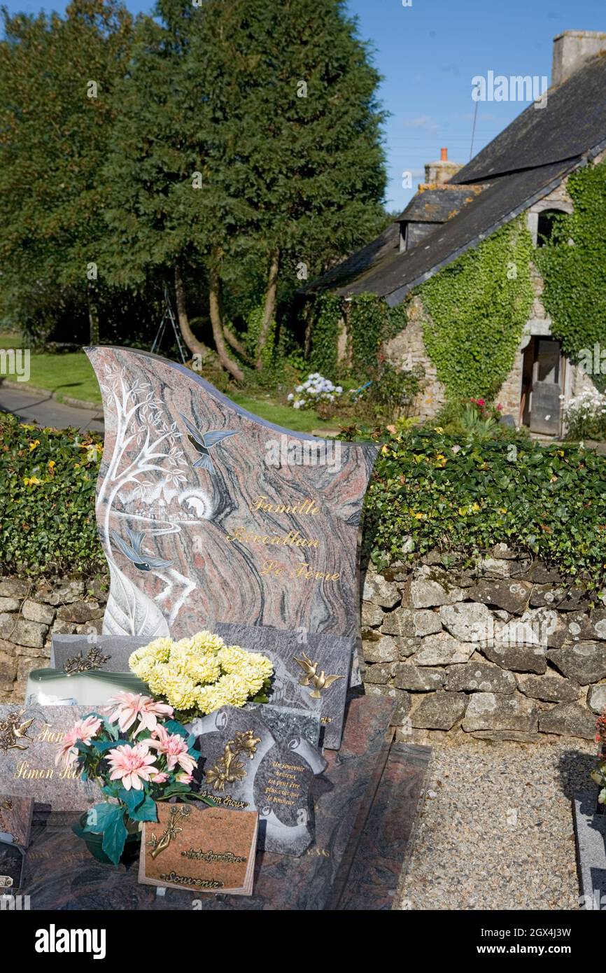 Modern grave hi-res stock photography and images - Alamy
