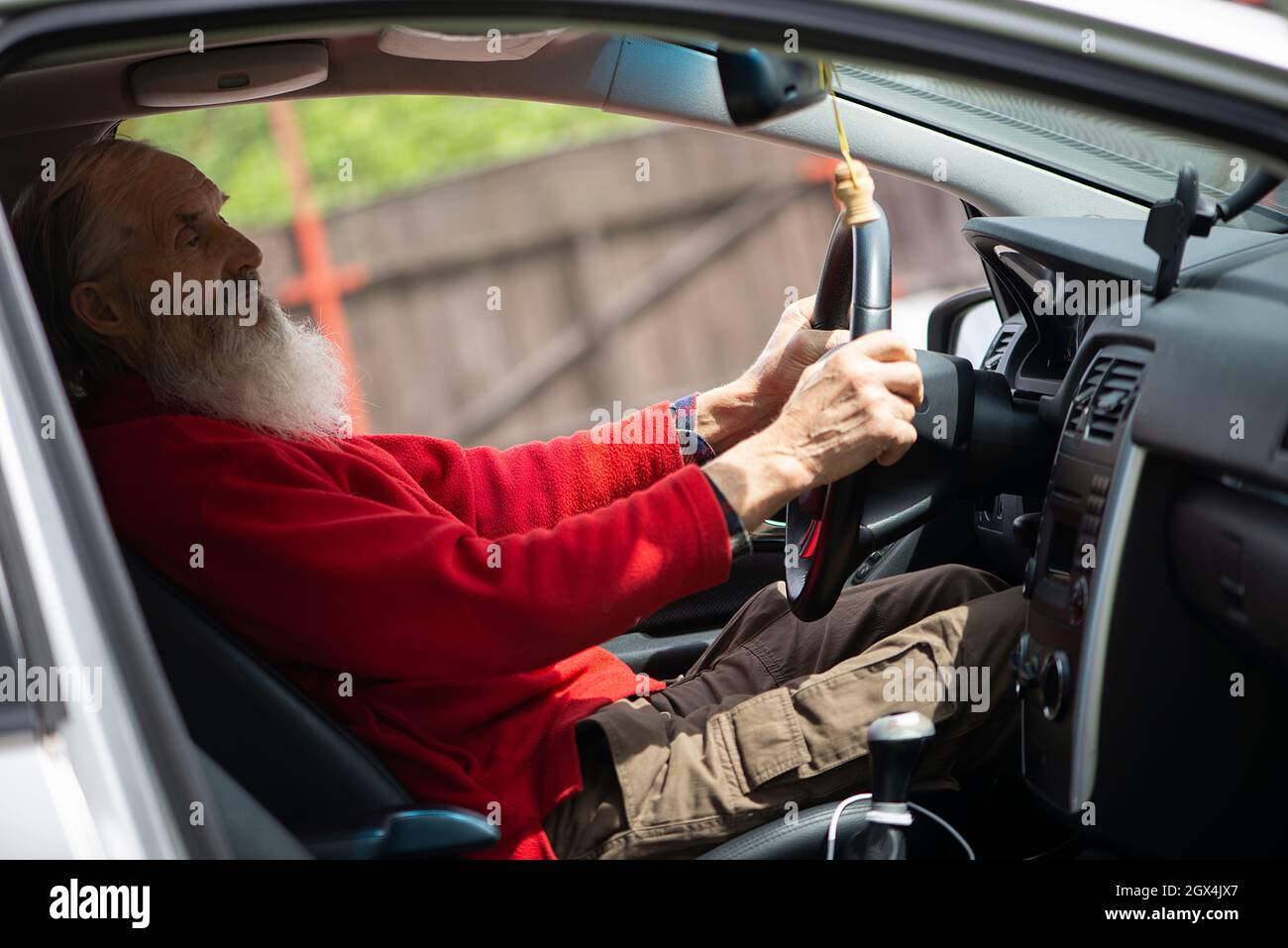 Senior citizen driving car hi-res stock photography and images - Alamy