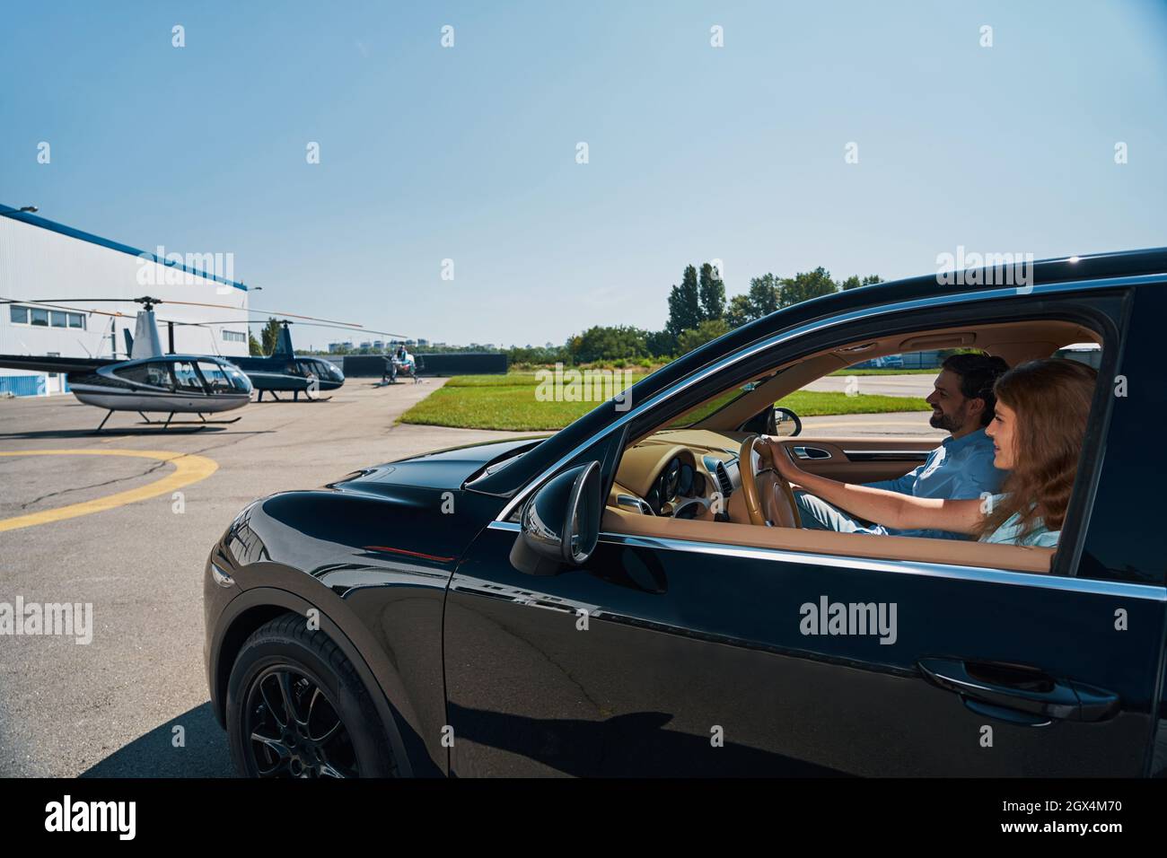 Man approaching car hi-res stock photography and images - Alamy